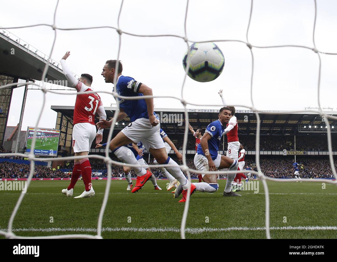 Phil jagielka everton celebrates hi-res stock photography and images ...