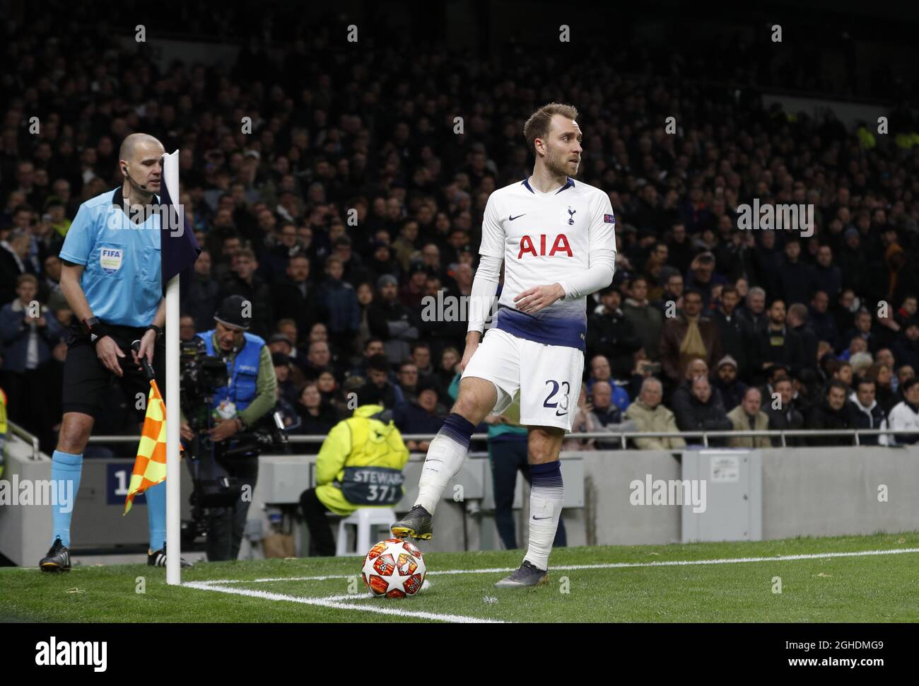 Christian eriksen tottenham corner hi-res stock photography and images ...