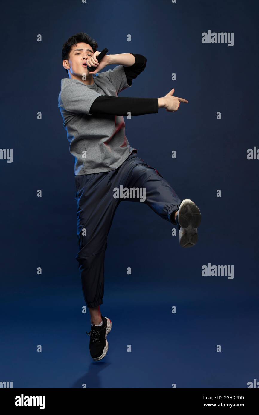 Singer stage jumping hi-res stock photography and images - Alamy