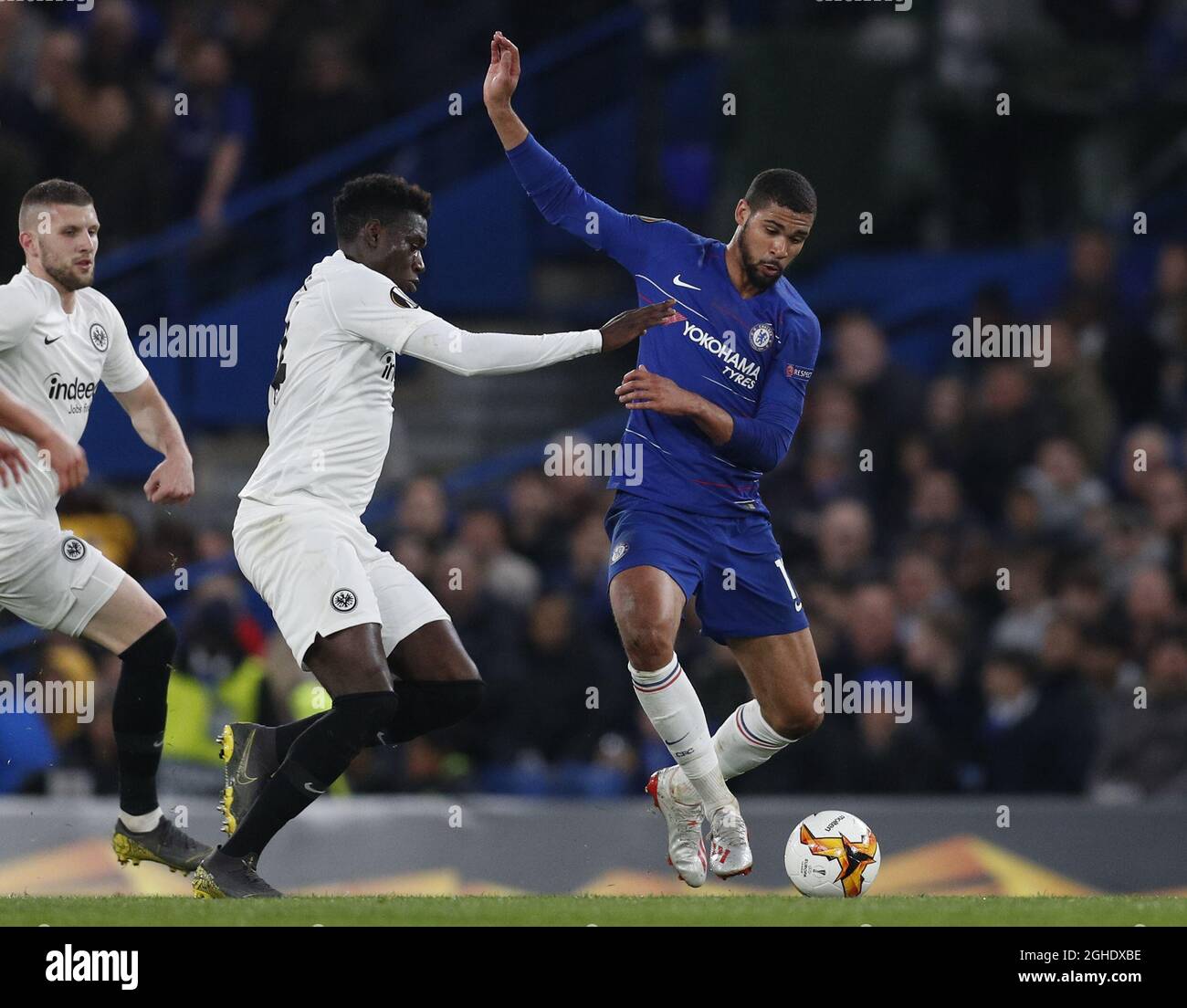 Danny da Costa of Eintracht Frankfurt tackles Ruben Loftus Cheek of ...