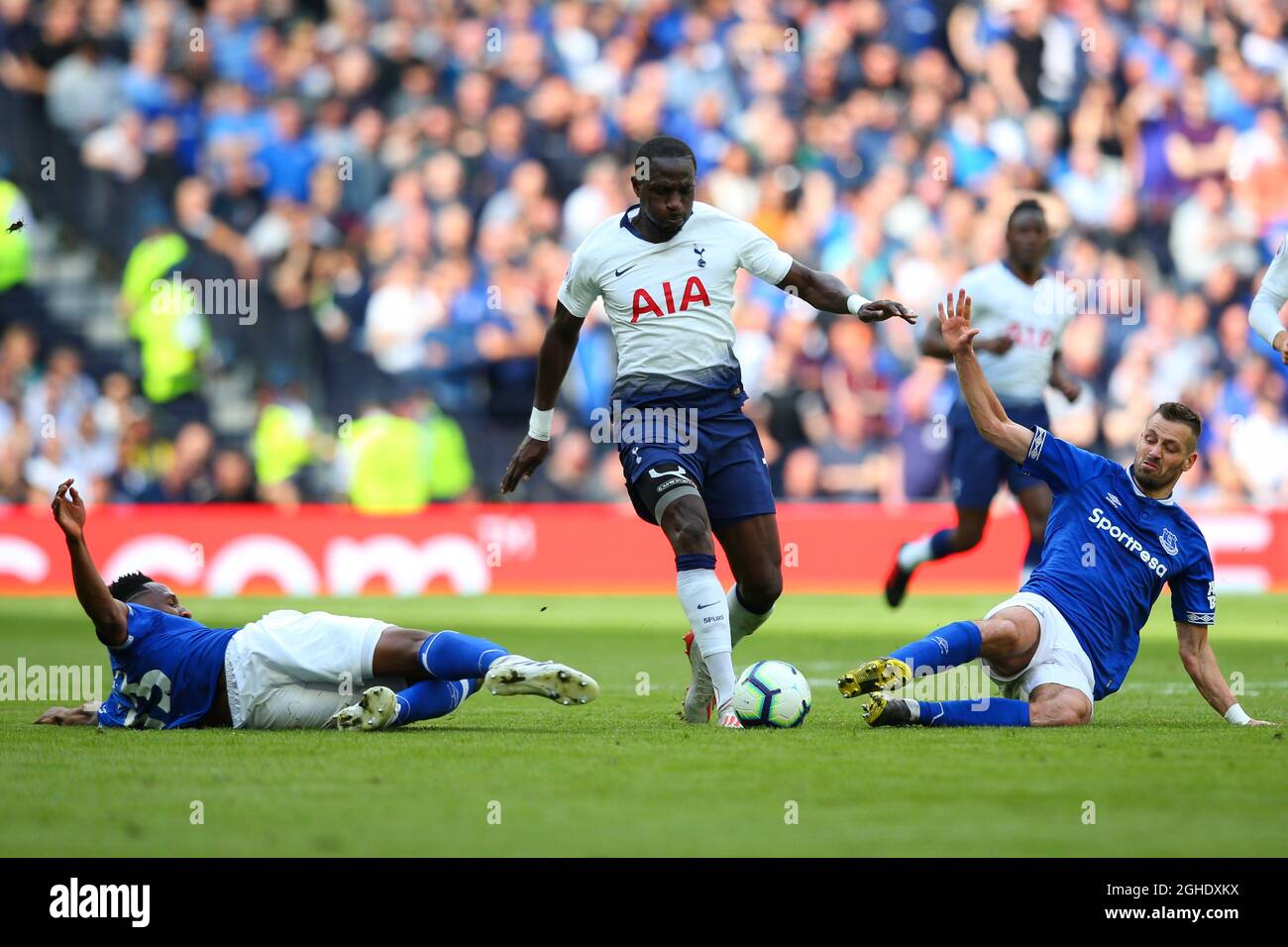 Moussa Sissoko of Tottenham Hotspur battles for possession with Yerry ...