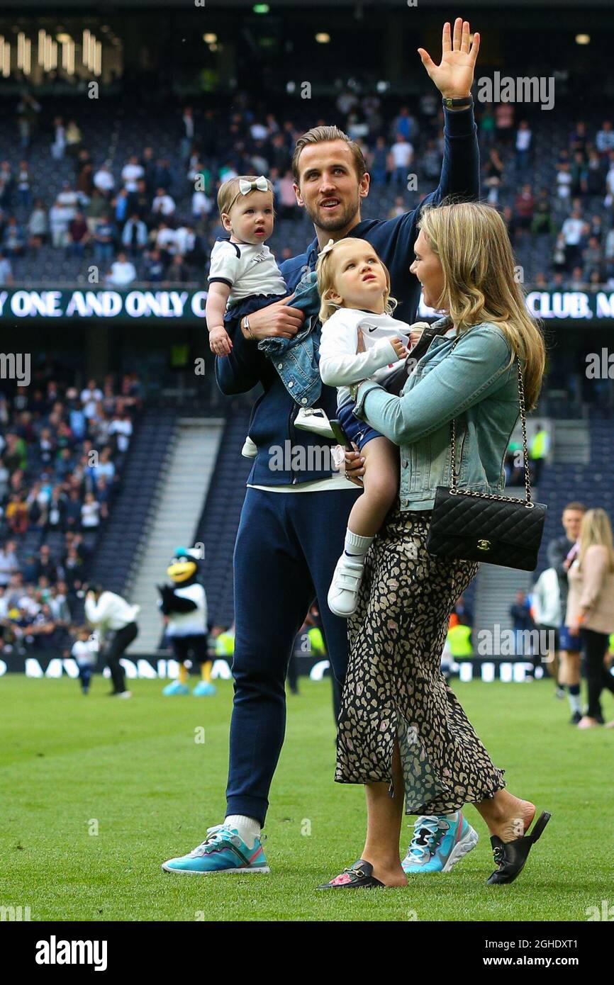 Harry kane premier league celebration hi-res stock photography and ...