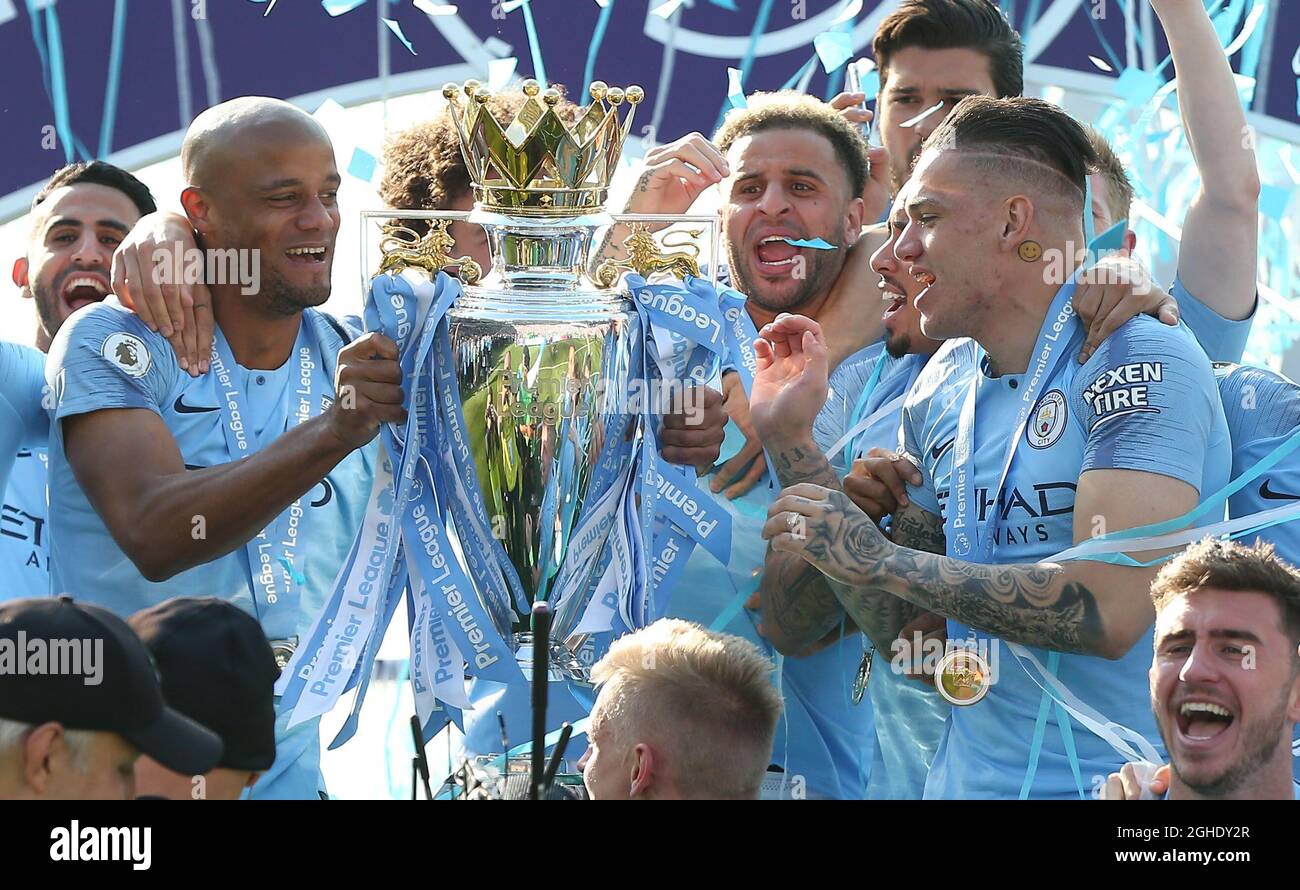 Vincent kompany premier league trophy hi-res stock photography and ...