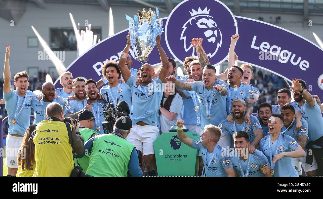 Vincent kompany premier league trophy hi-res stock photography and ...