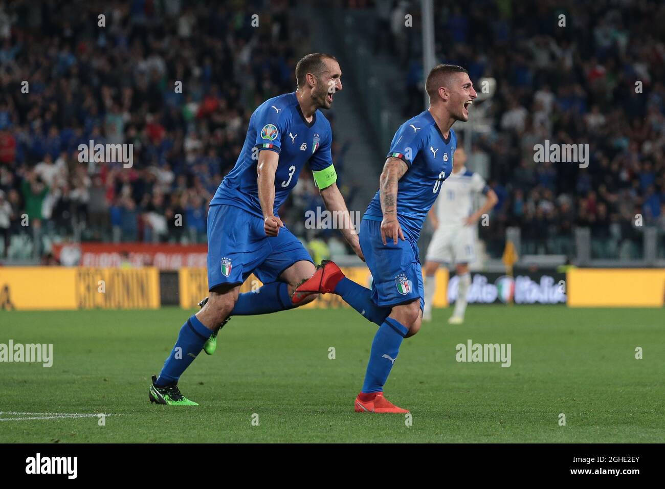 Marco Verratti of Italy celebrates with team mates after scoring to ...