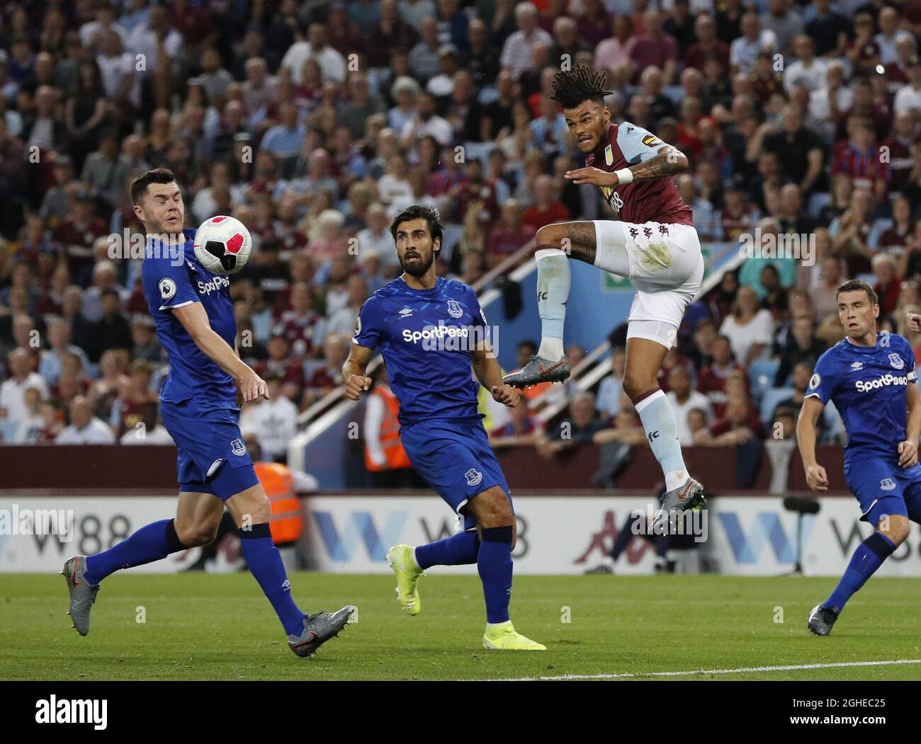 Across premier league hi-res stock photography and images - Alamy