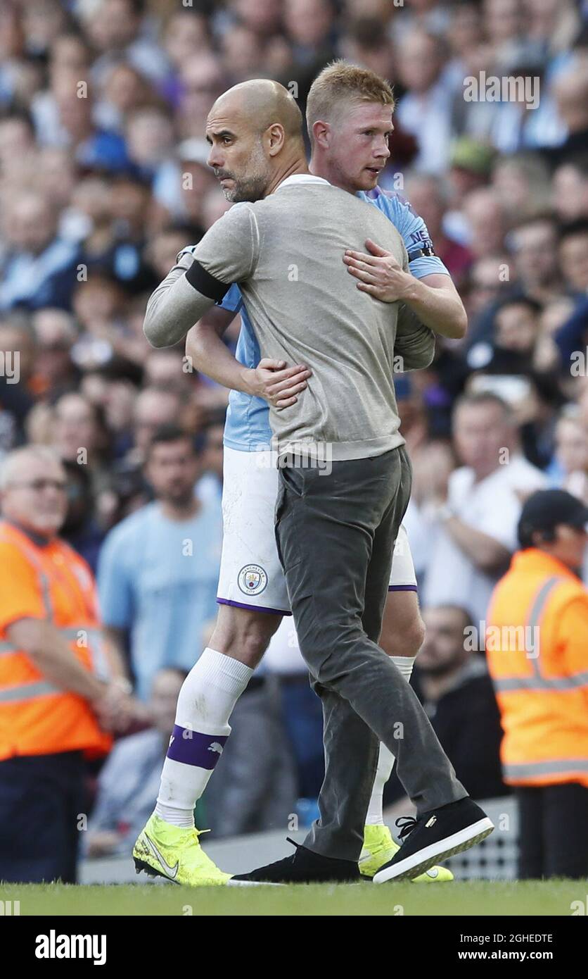 Josep Guardiola manager of Manchester City hugs Kevin De Bruyne of ...