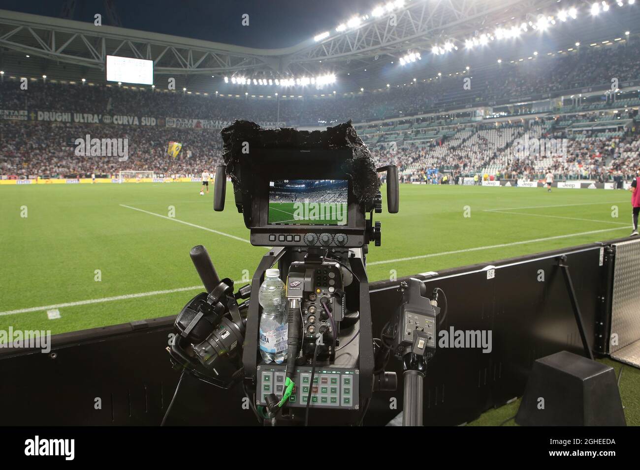 Pitchside tv camera hi-res stock photography and images - Alamy