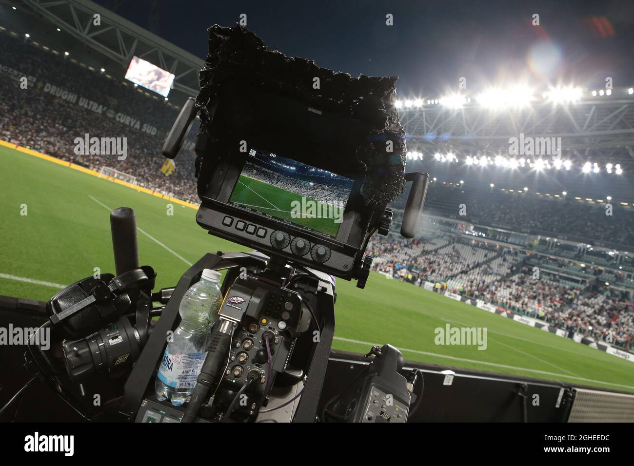 Pitchside camera hi-res stock photography and images - Alamy