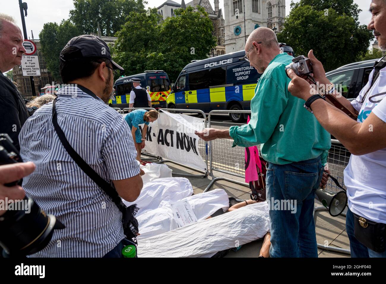 Extinction rebellion Die in protest in front of the Houses of ...