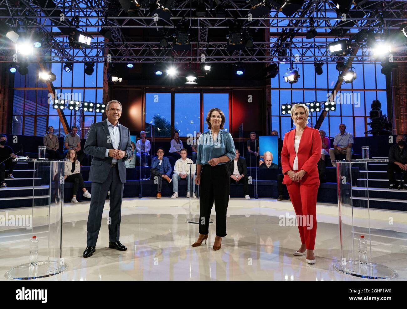 06 September 2021, Schleswig-Holstein, Lübeck: Annalena Baerbock (M ...