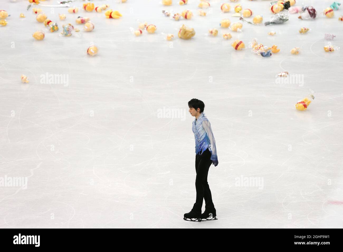 Yuzuru Hanyu dejectedly leaves the ice amongst Winnie the Pooh toys ...