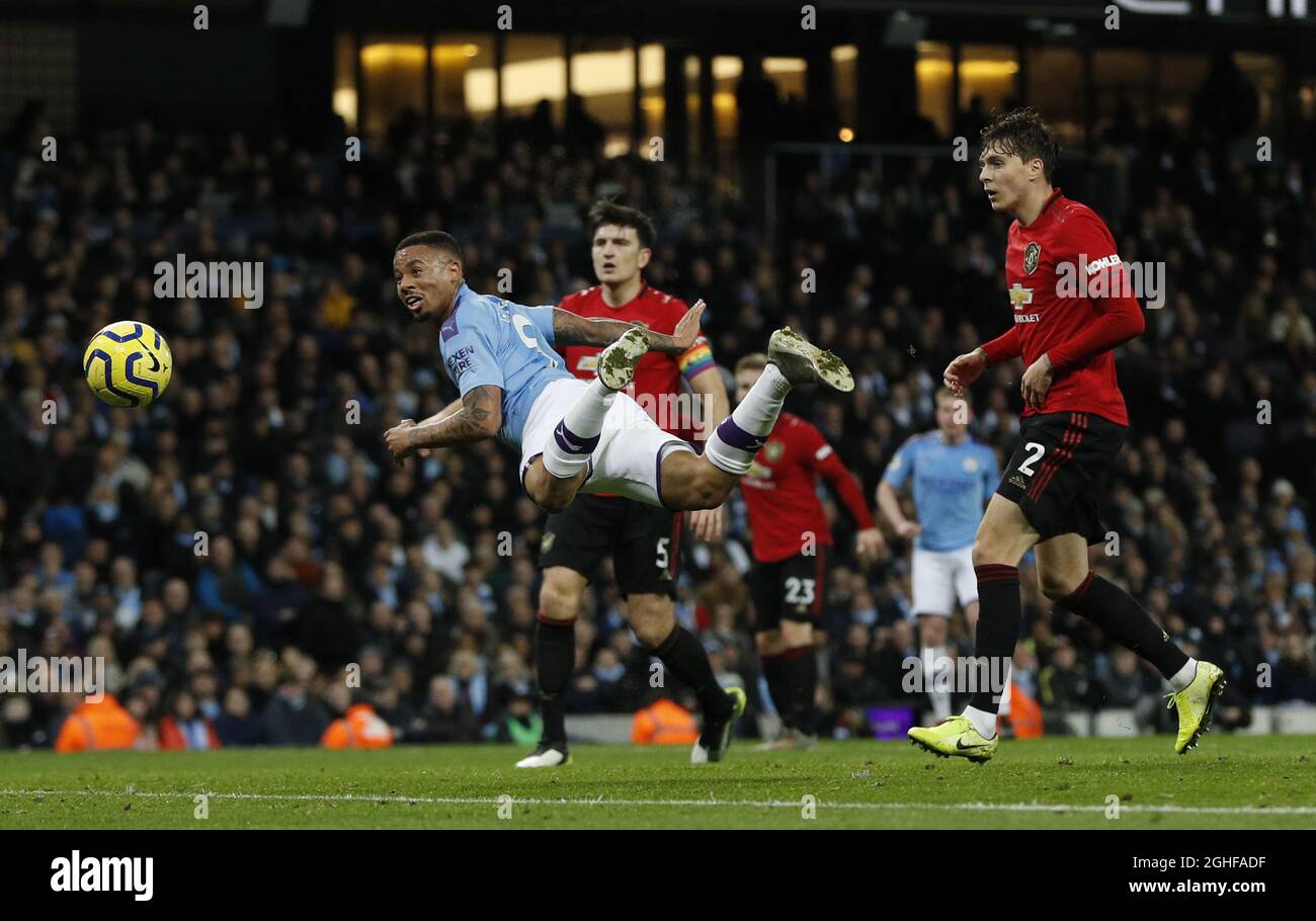 Football soccer header flying hi-res stock photography and images - Alamy