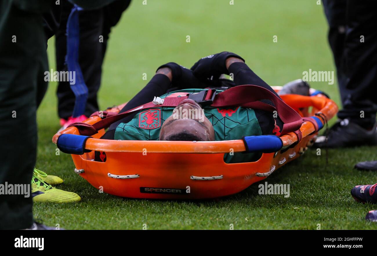 English league soccer football stretcher hi-res stock photography and ...