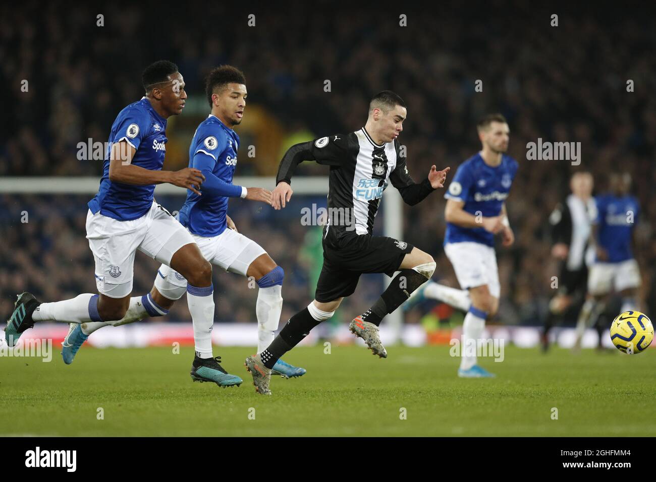 Miguel Almiron of Newcastle United runs from Mason Holgate and Yerry ...