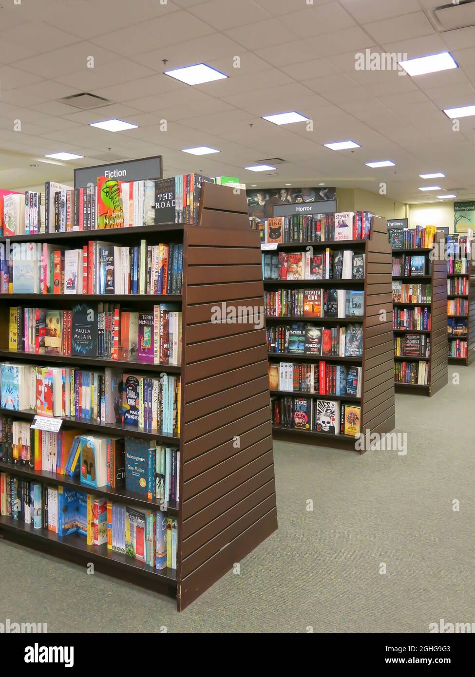 Shelves filled with books hi-res stock photography and images - Alamy