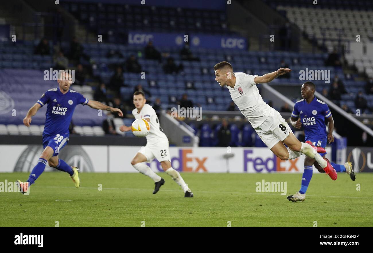 Football soccer header flying hi-res stock photography and images - Alamy