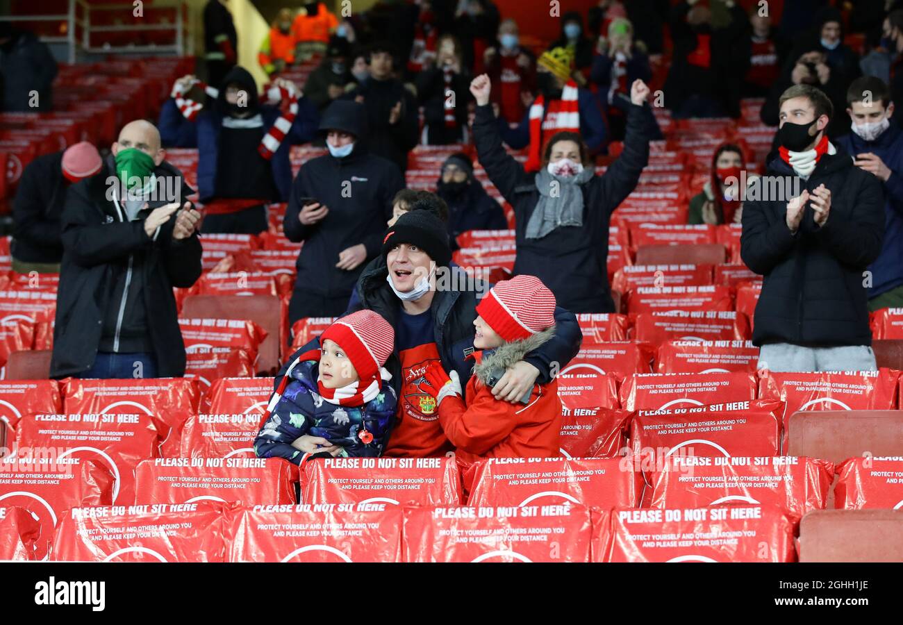 Arsenal fans celebrate emirates hi-res stock photography and images - Alamy