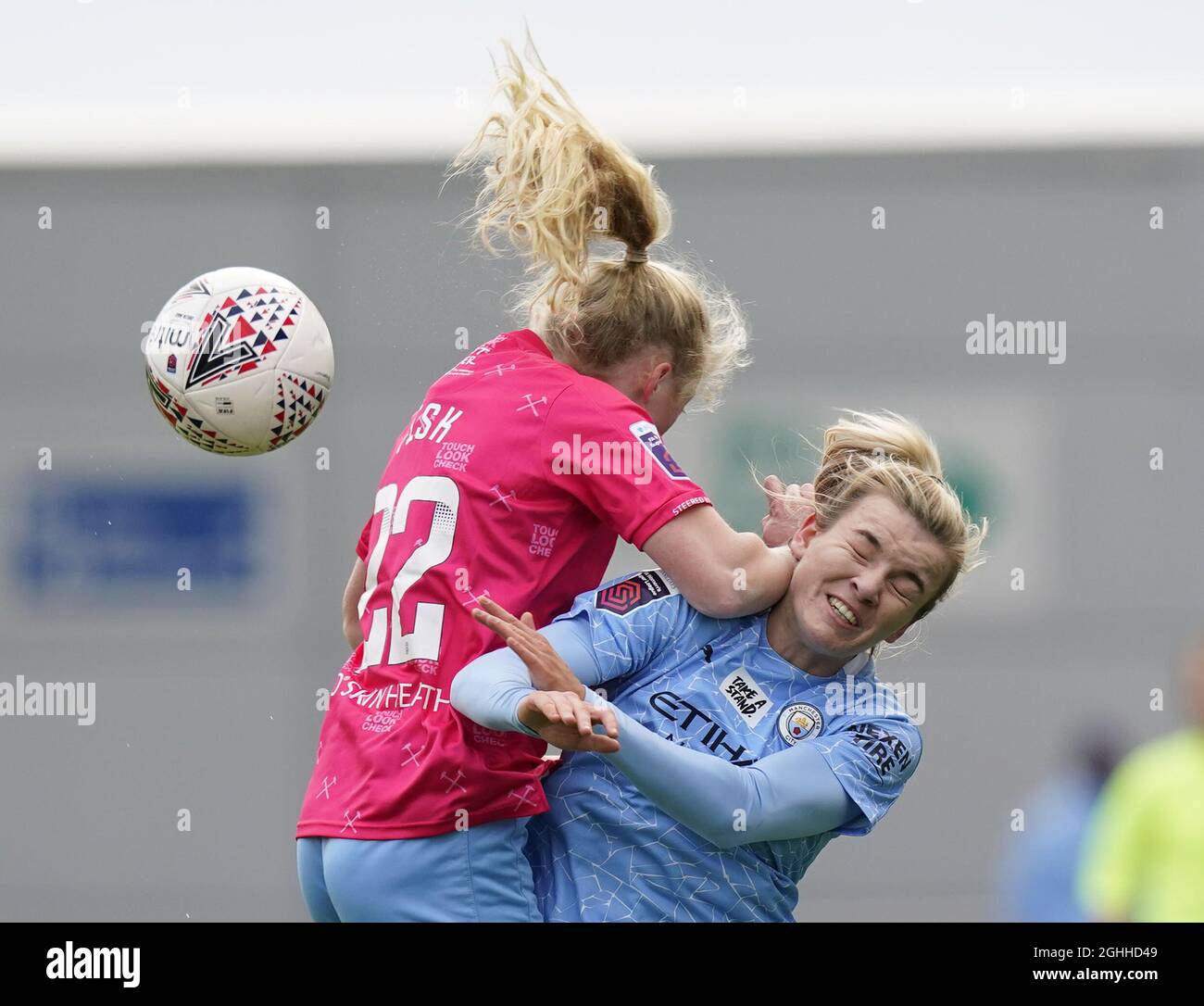 Grace Fisk of West Ham challenges Lauren Hemp of Manchester City during ...