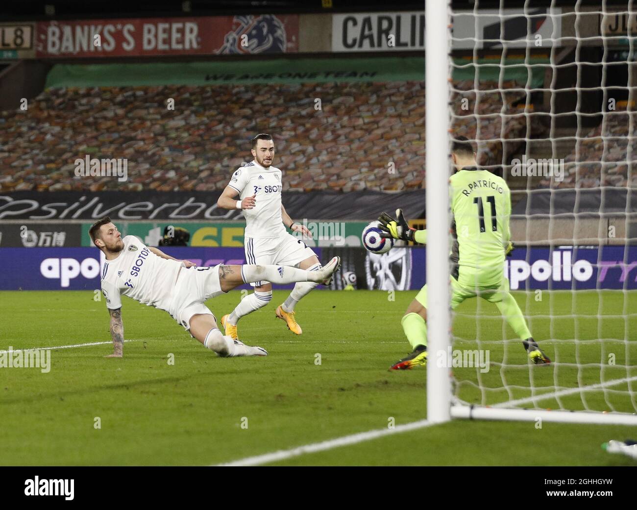 Liam Cooper of Leeds United goes close on the back post during the ...