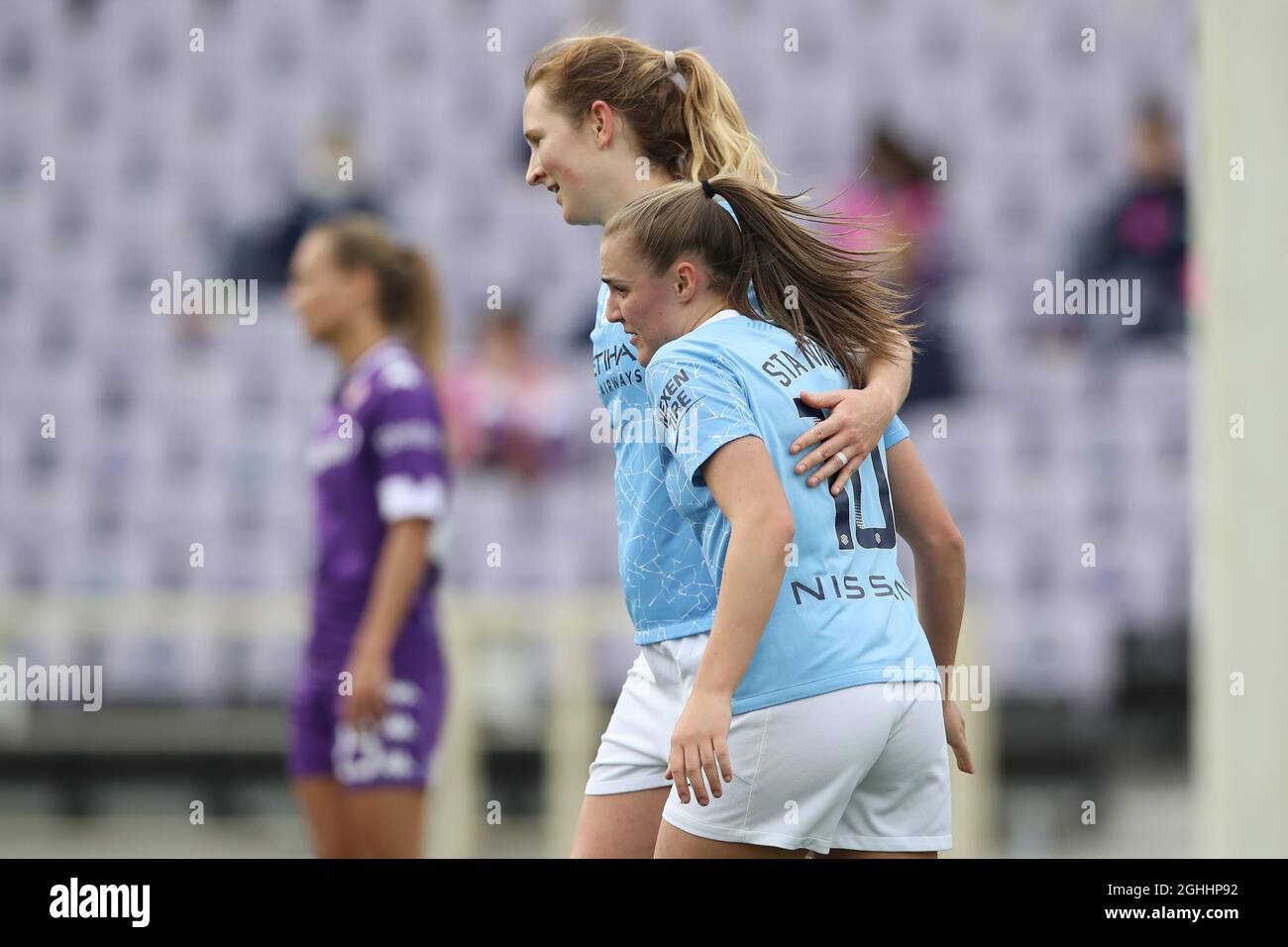 Samantha Mewis of Manchester City celebrates with team mate Georgia ...