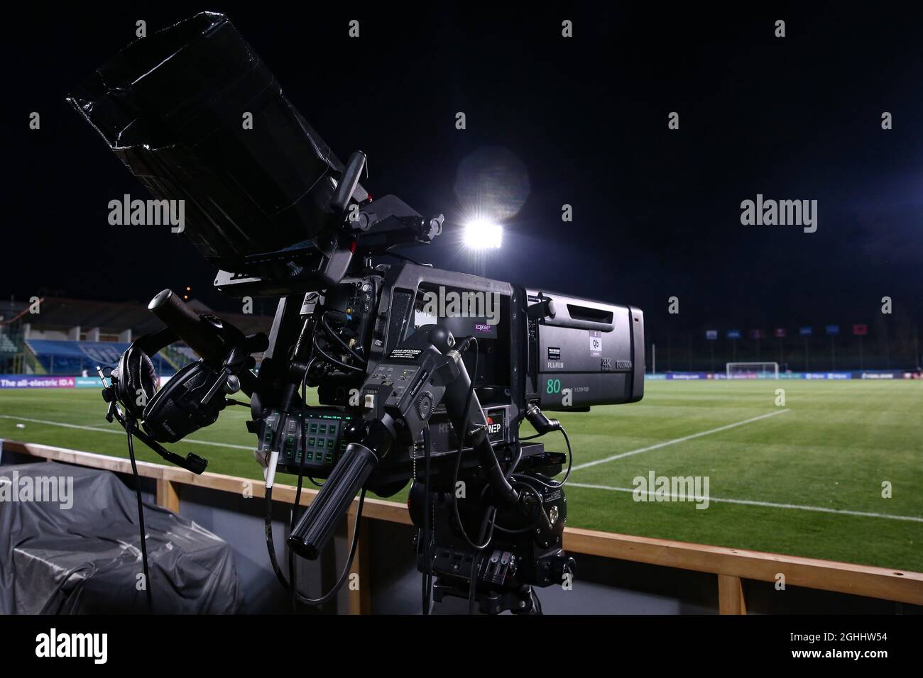 Pitchside tv camera hi-res stock photography and images - Alamy
