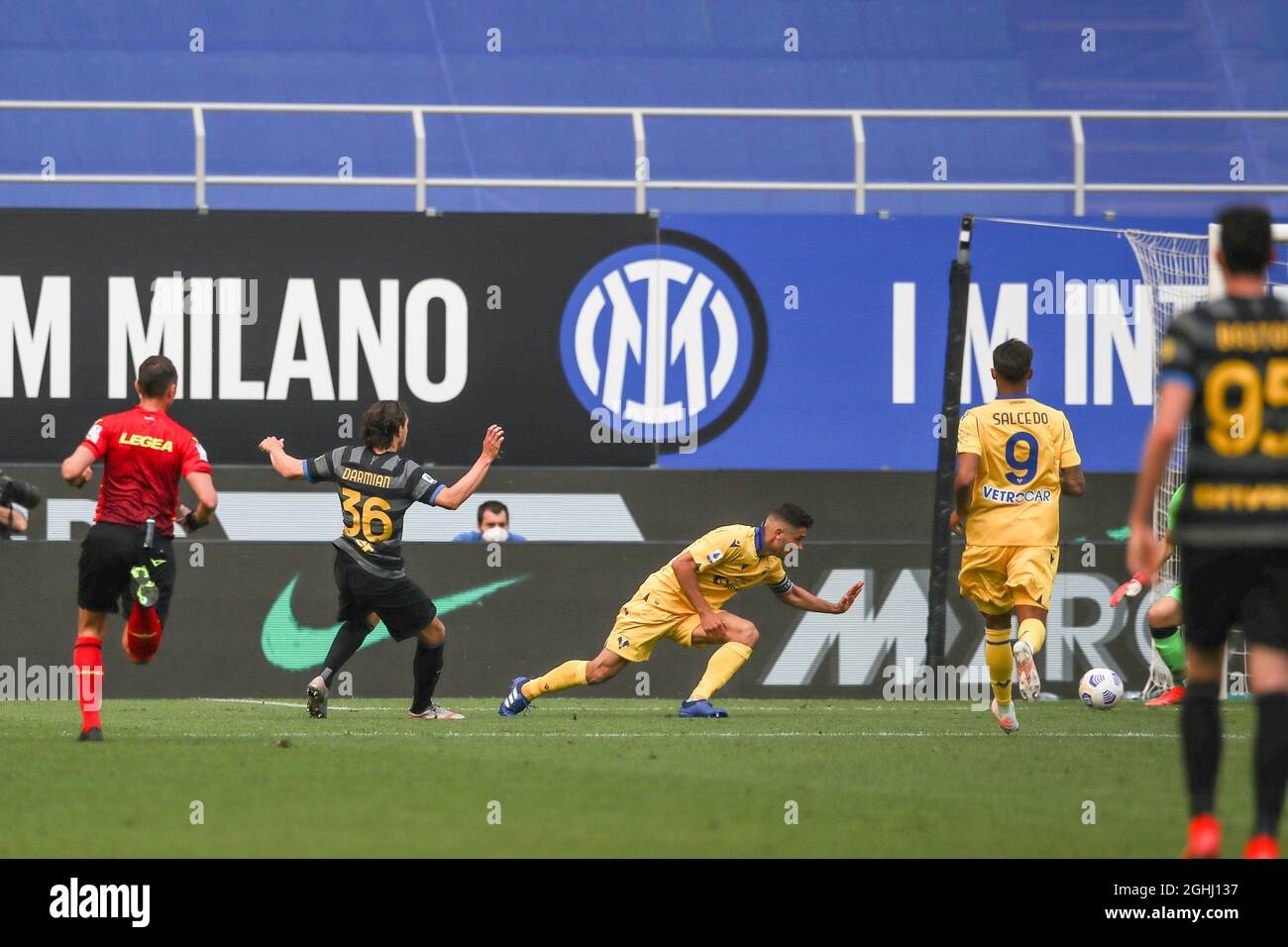 Milan, Italy, 25th April 2021. Matteo Darmian of Internazionale scores ...