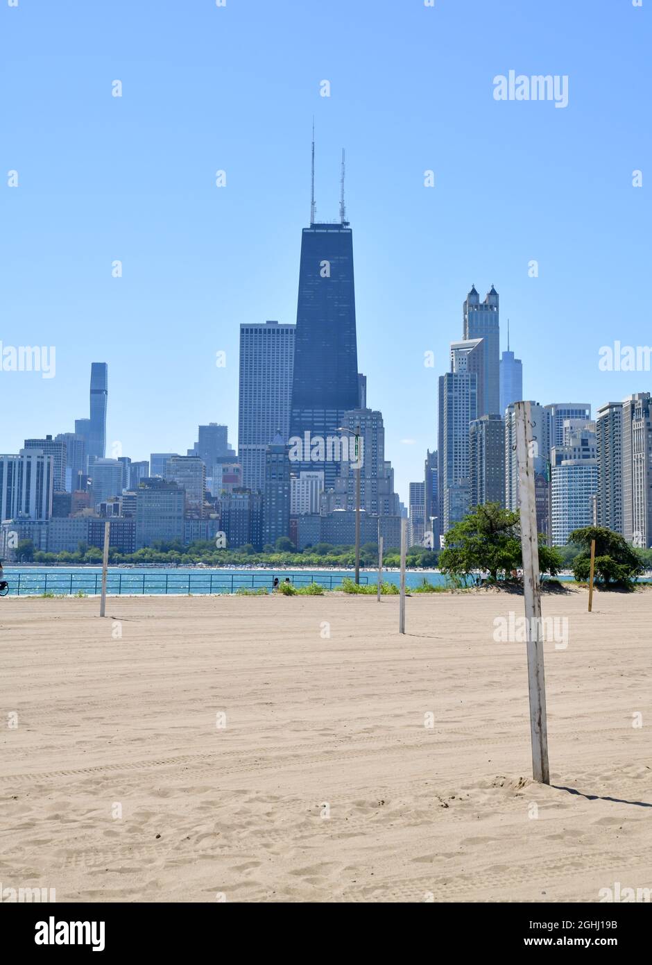 Big city Chicago city skyline along the water Stock Photo - Alamy