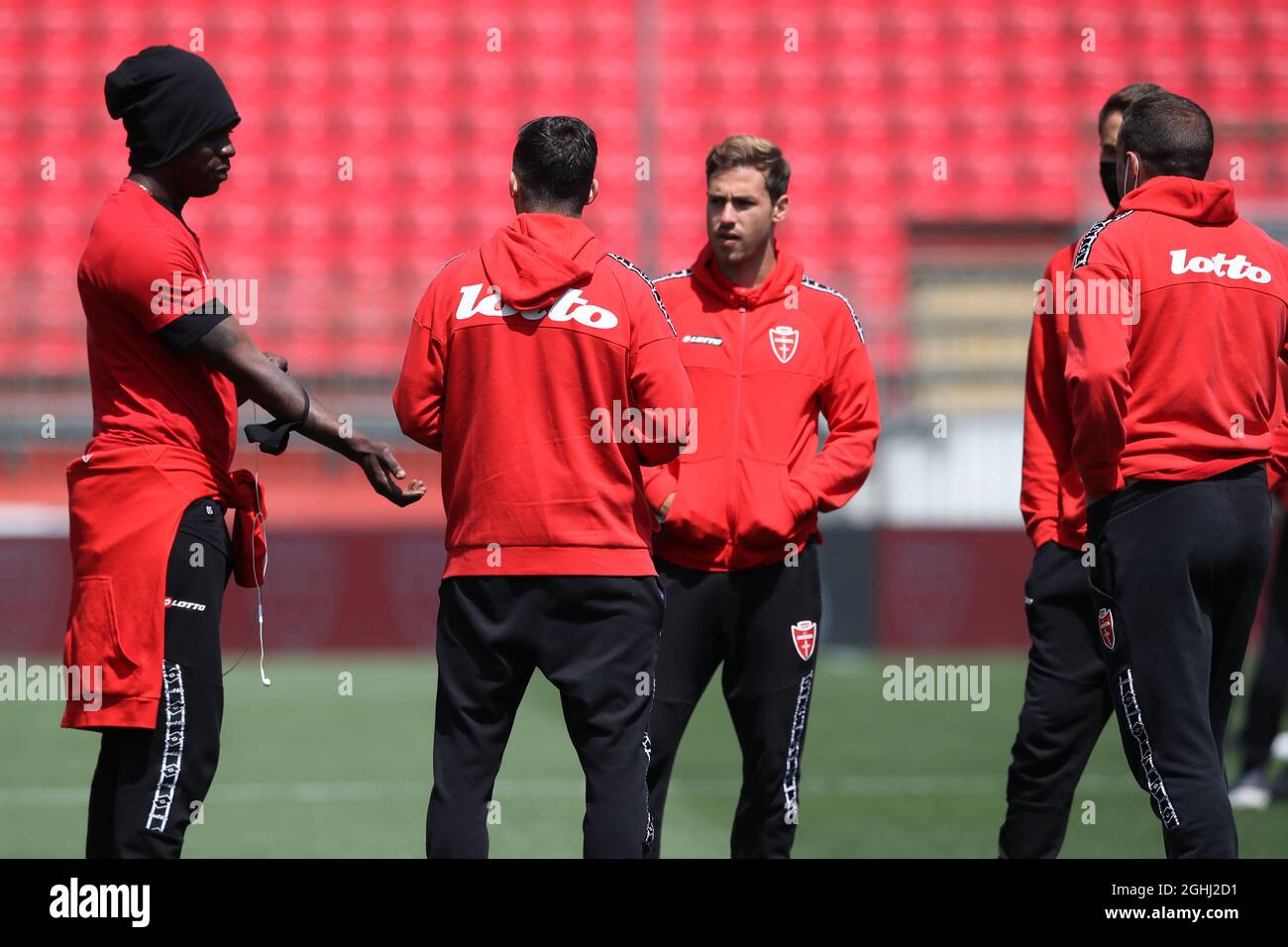 Monza, , 4th May 2021. Mario Balotelli of AC Monza chats with team ...
