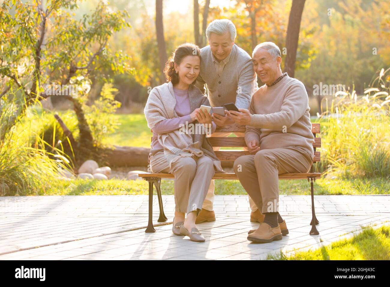Non smart mobile phones hi-res stock photography and images - Alamy