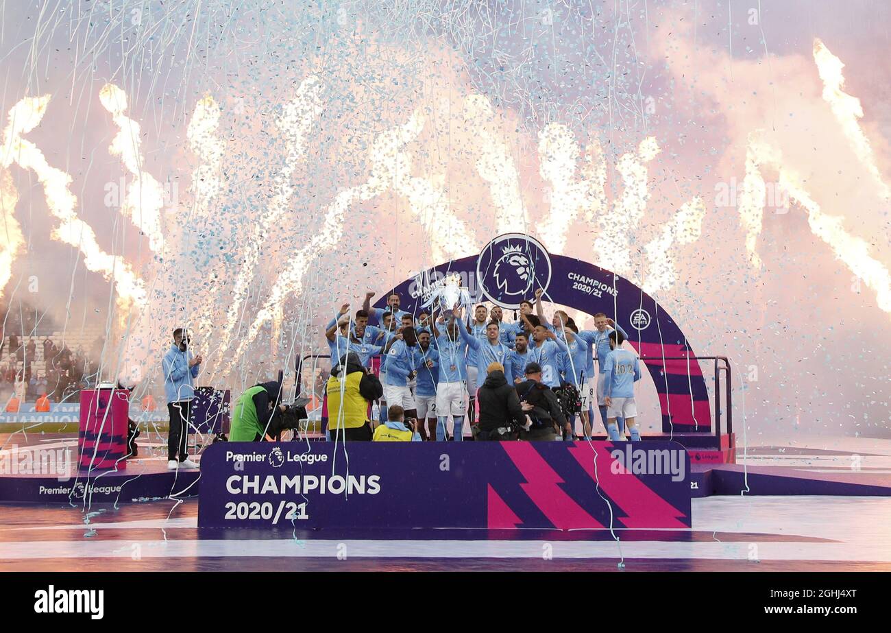 Premier league trophy 2021 england hi-res stock photography and images ...