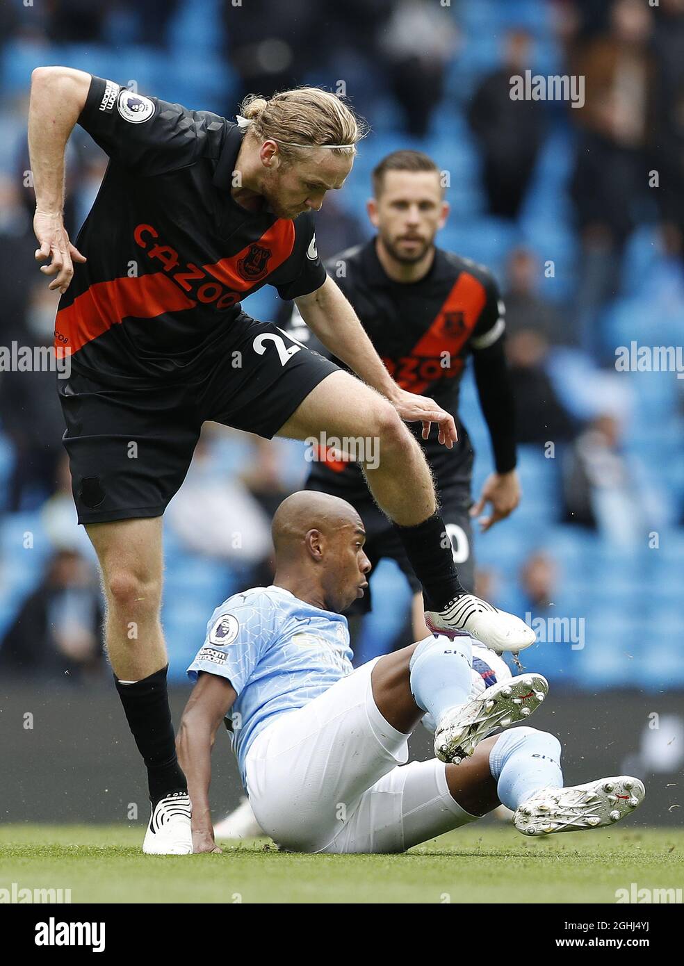 Manchester, England, 23rd May 2021. Tom Davies of Everton challenges ...