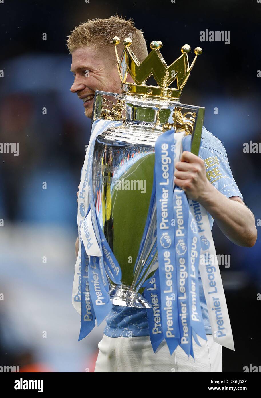 Kevin de bruyne premier league trophy hi-res stock photography and ...