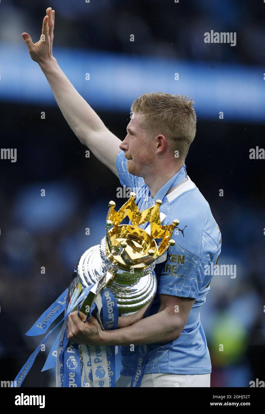 Kevin de bruyne premier league trophy hi-res stock photography and ...