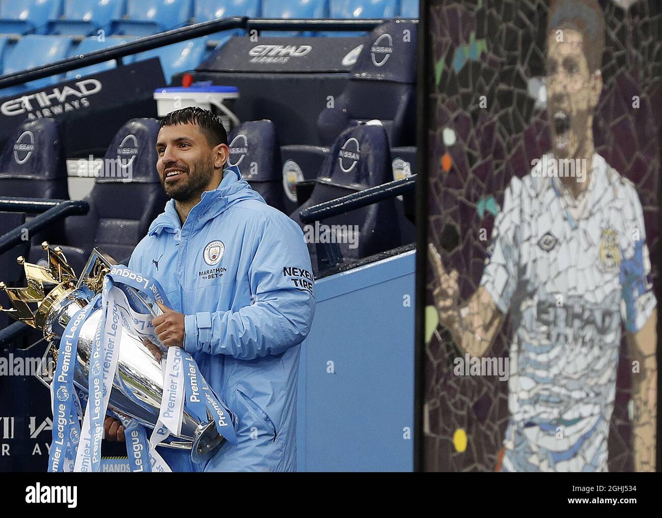 Premier league trophy 2021 england hi-res stock photography and images ...