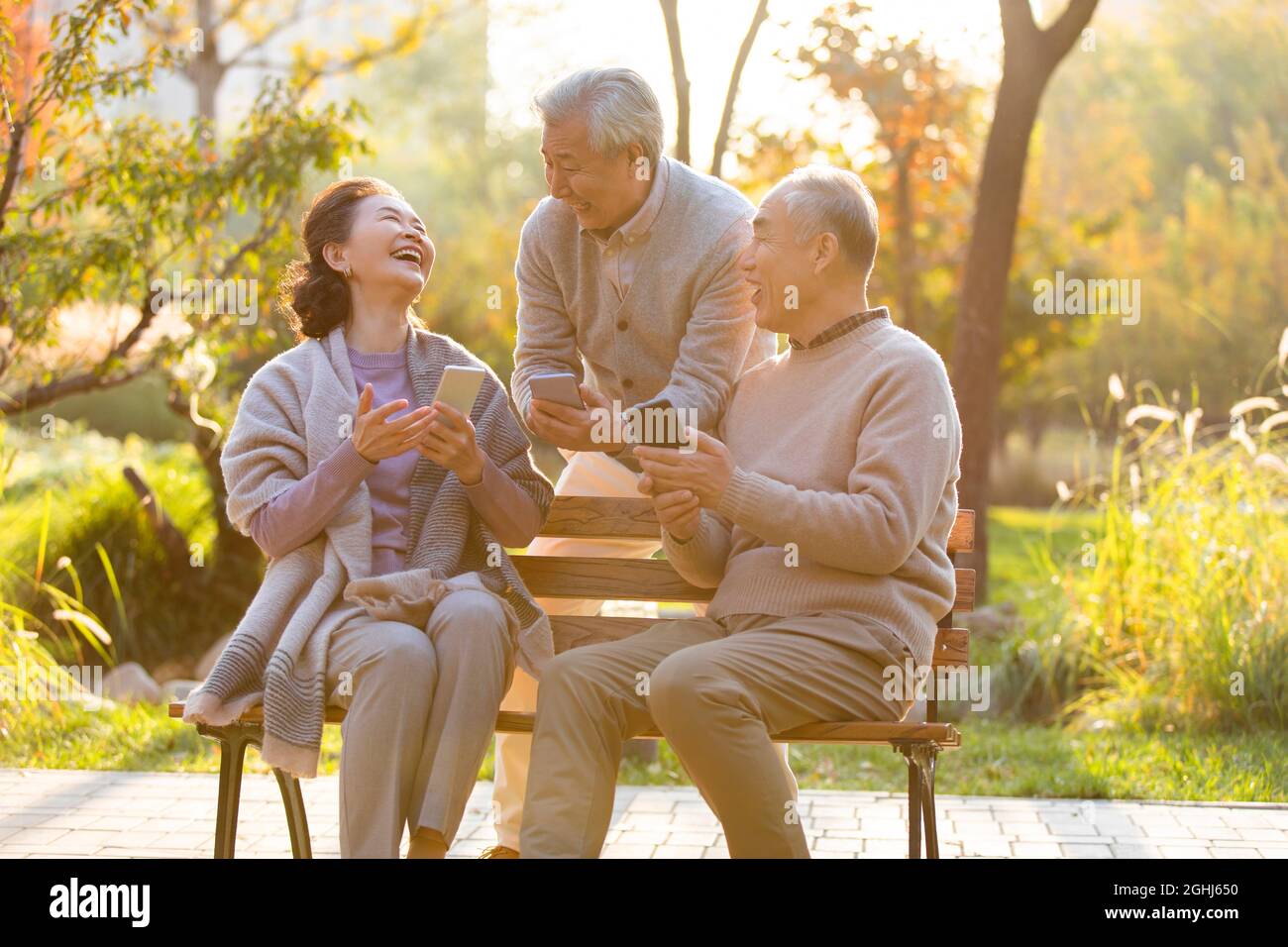 Non smart mobile phones hi-res stock photography and images - Alamy