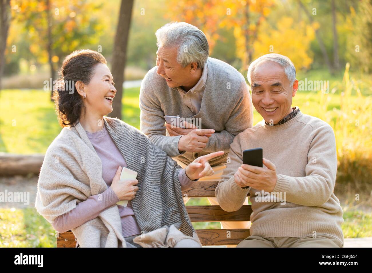 Non smart mobile phones hi-res stock photography and images - Alamy