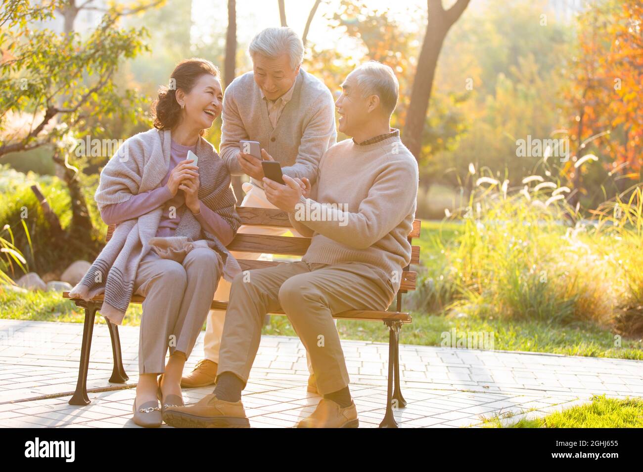 Non smart mobile phones hi-res stock photography and images - Alamy