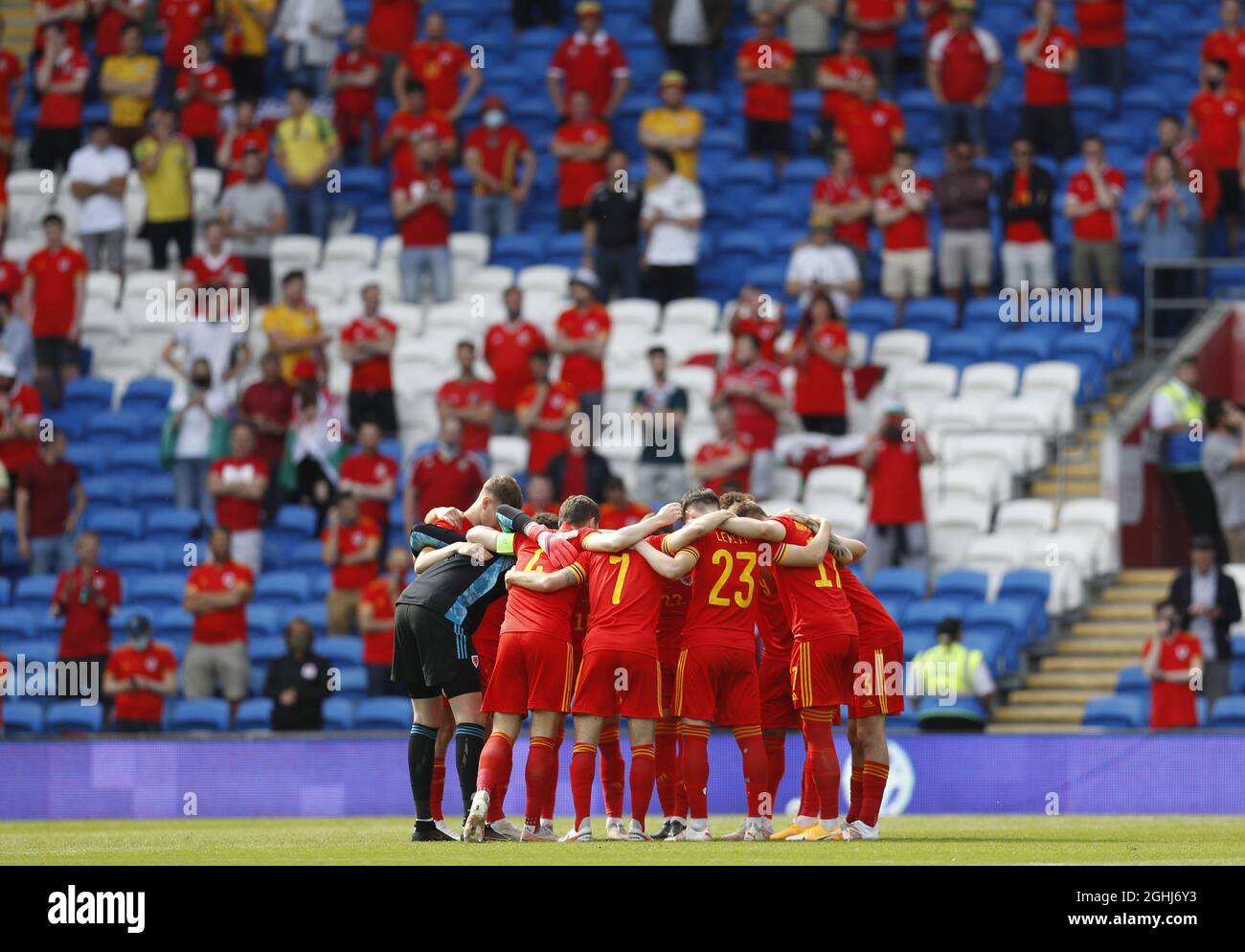 Welsh football fans hi-res stock photography and images - Alamy