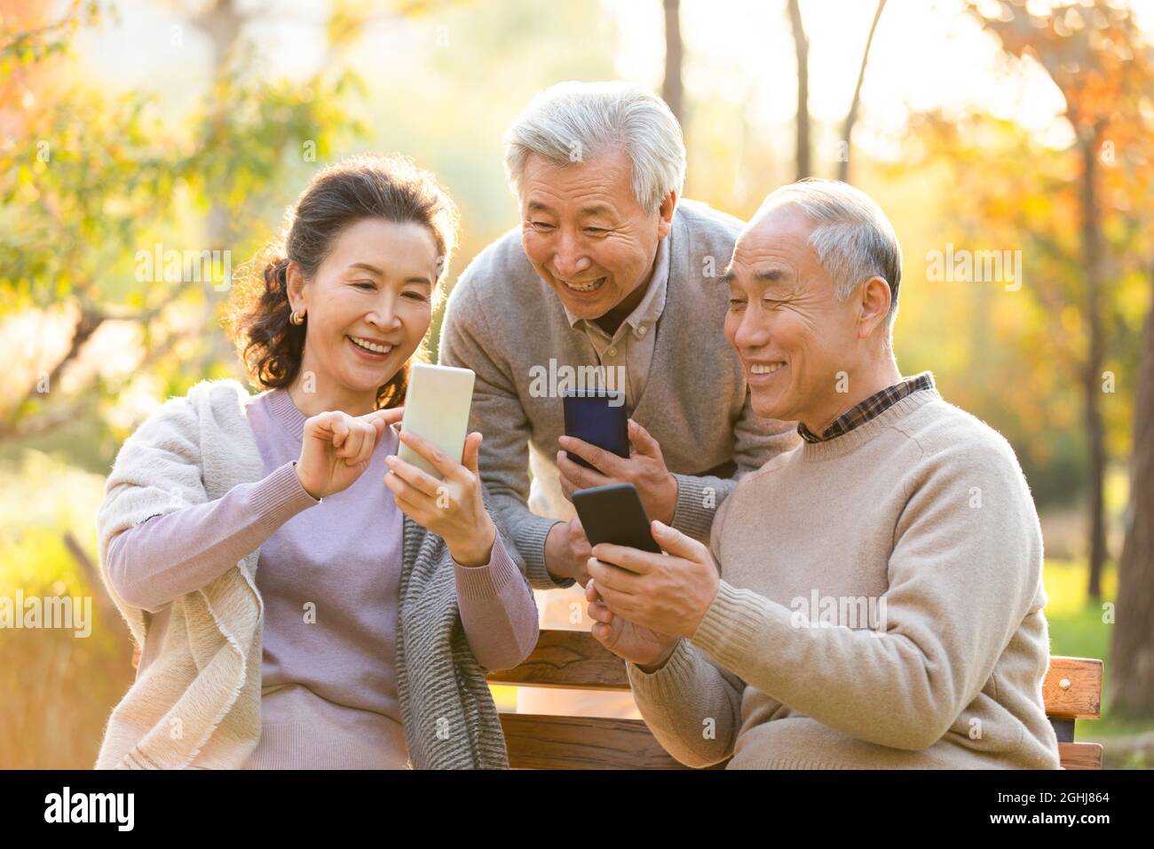 Non smart mobile phones hi-res stock photography and images - Alamy