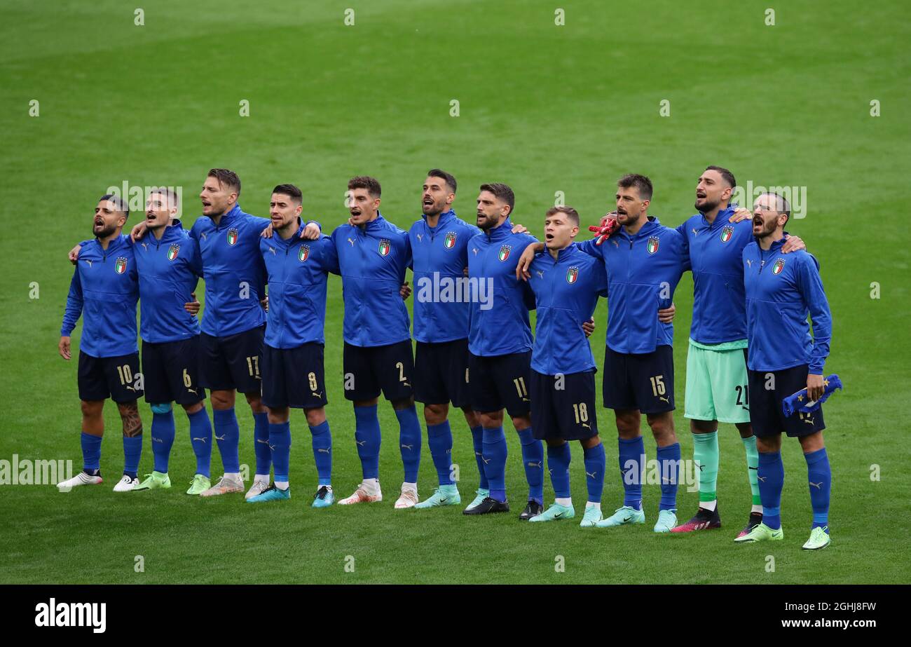 Italian team sing national anthem hi-res stock photography and images ...