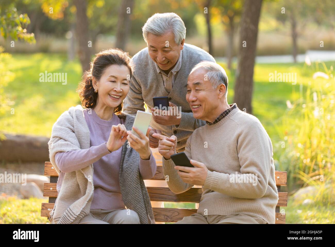 Non smart mobile phones hi-res stock photography and images - Alamy