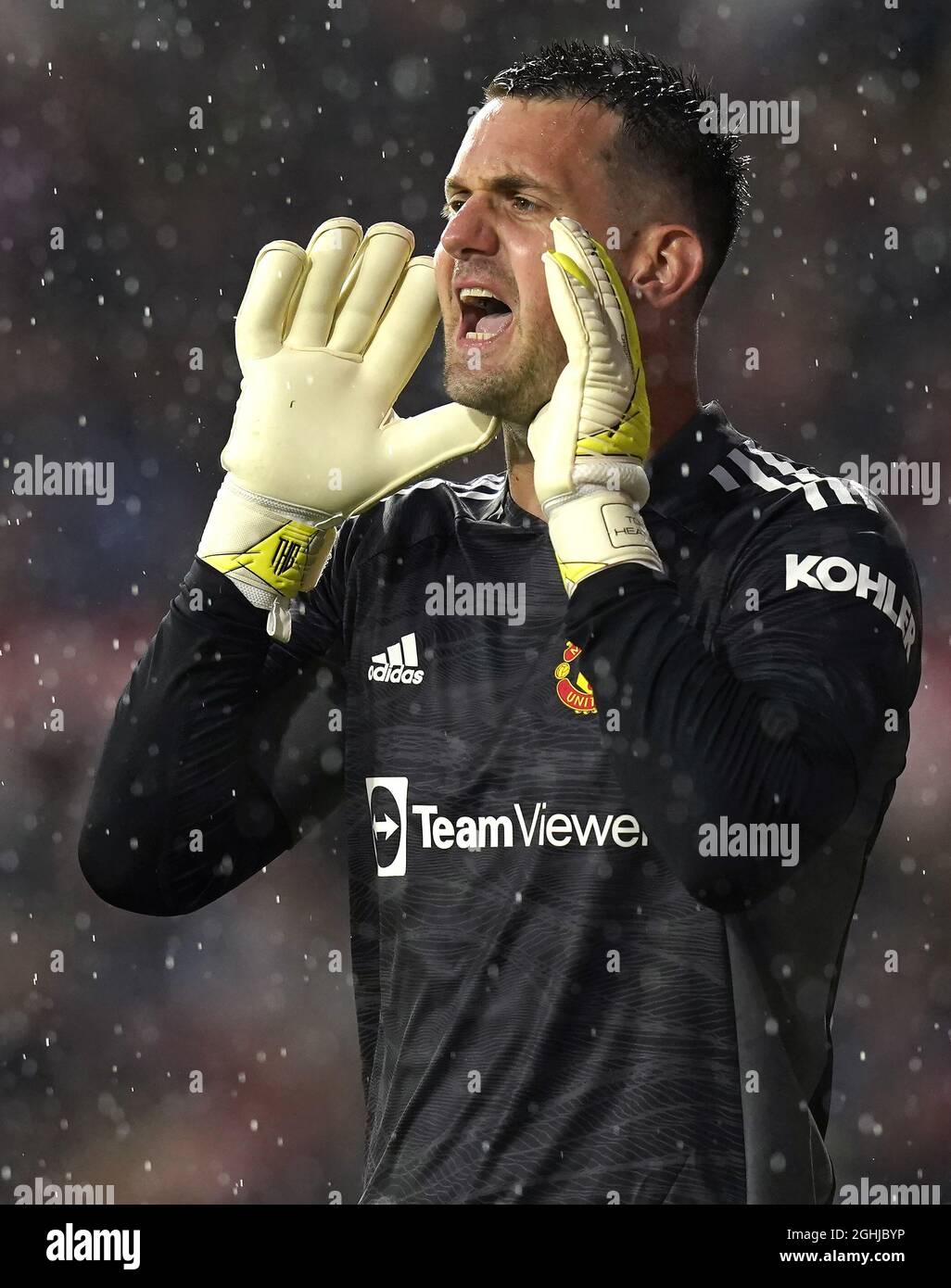 Tom heaton manchester united 2021 hi-res stock photography and images ...