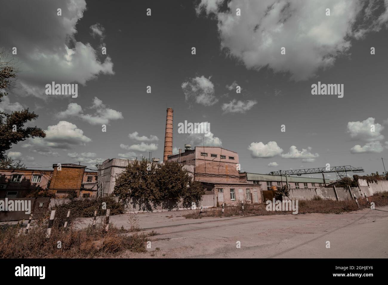 Grey factory abandoned hi-res stock photography and images - Alamy