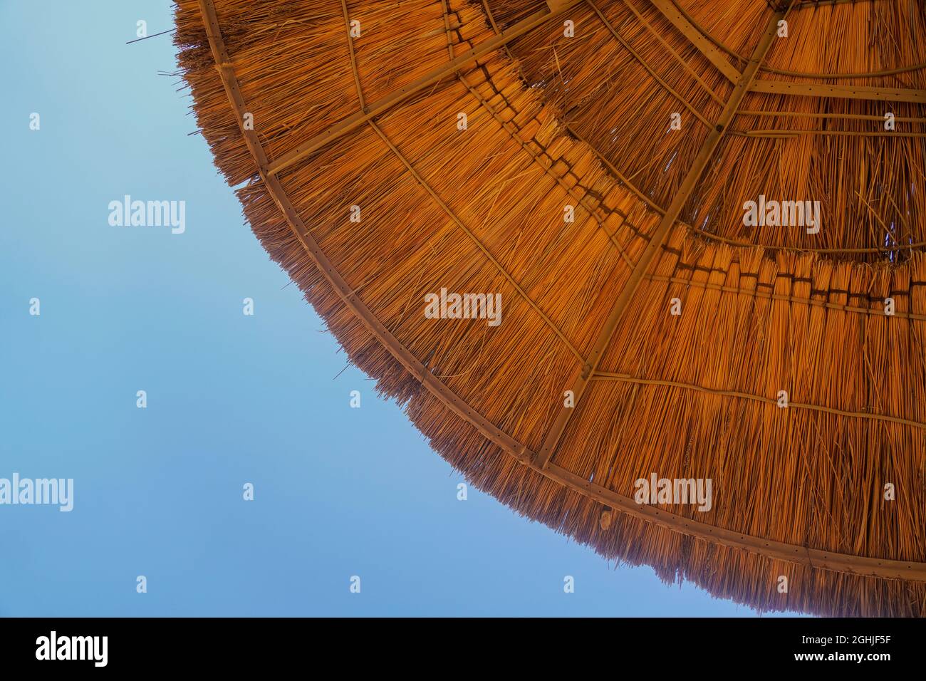 Round thatched roof building hi-res stock photography and images - Alamy