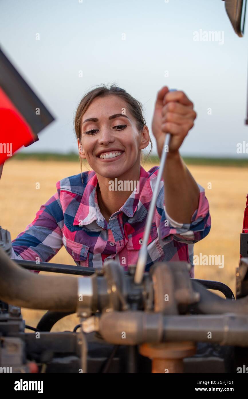 Woman mechanic tractor hi-res stock photography and images - Alamy