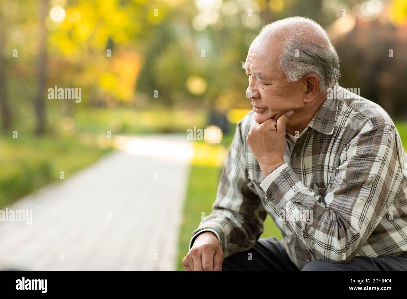 Lonely senior man thinking hi-res stock photography and images - Alamy