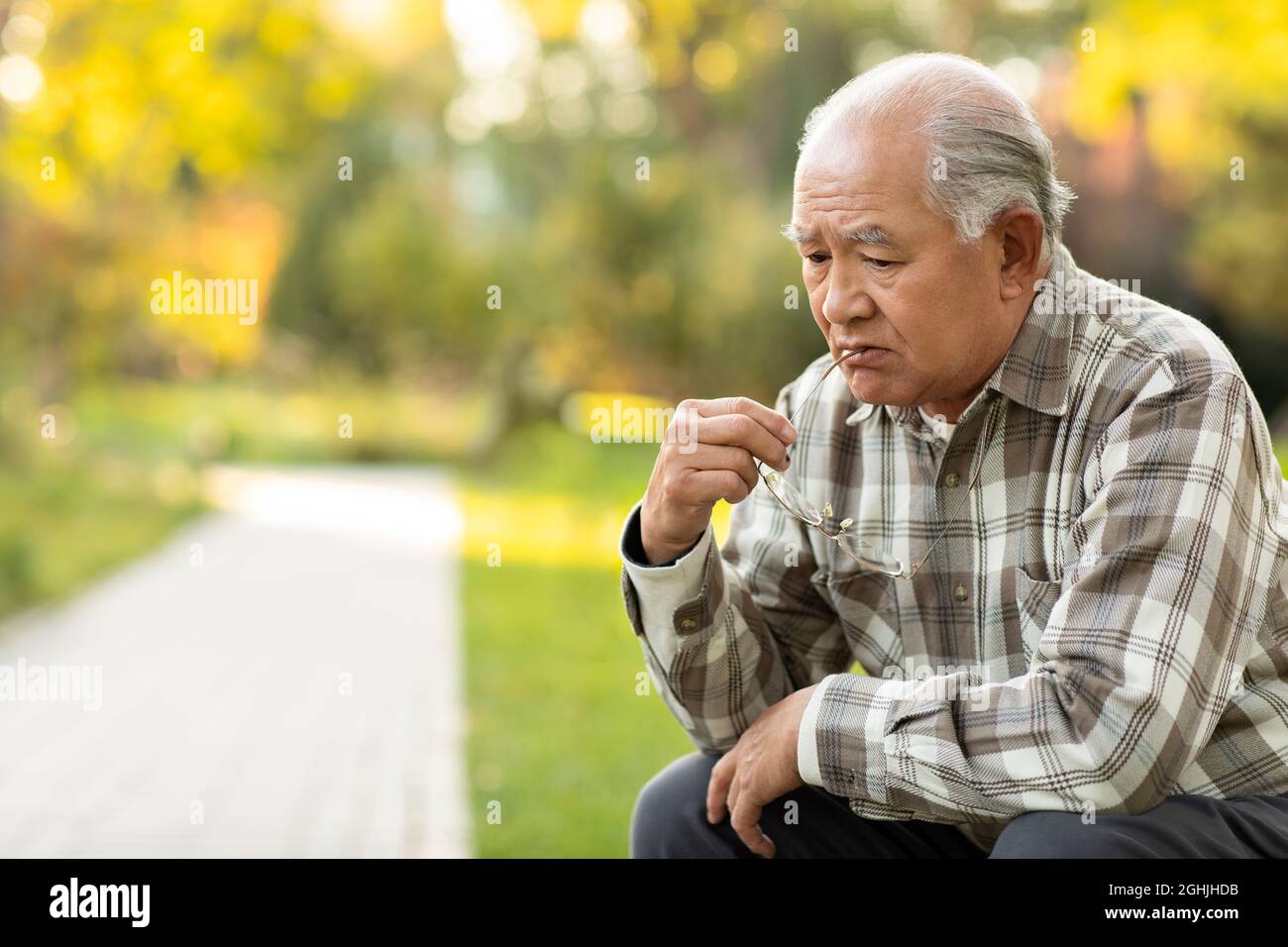 Lonely senior man thinking hi-res stock photography and images - Alamy