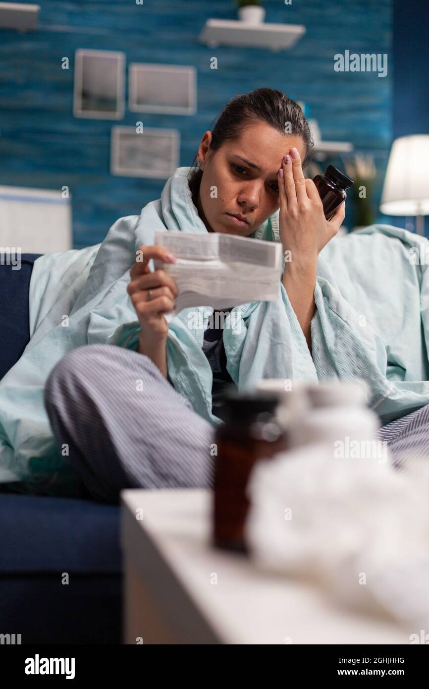 Doctor writing pain prescription hi-res stock photography and images ...