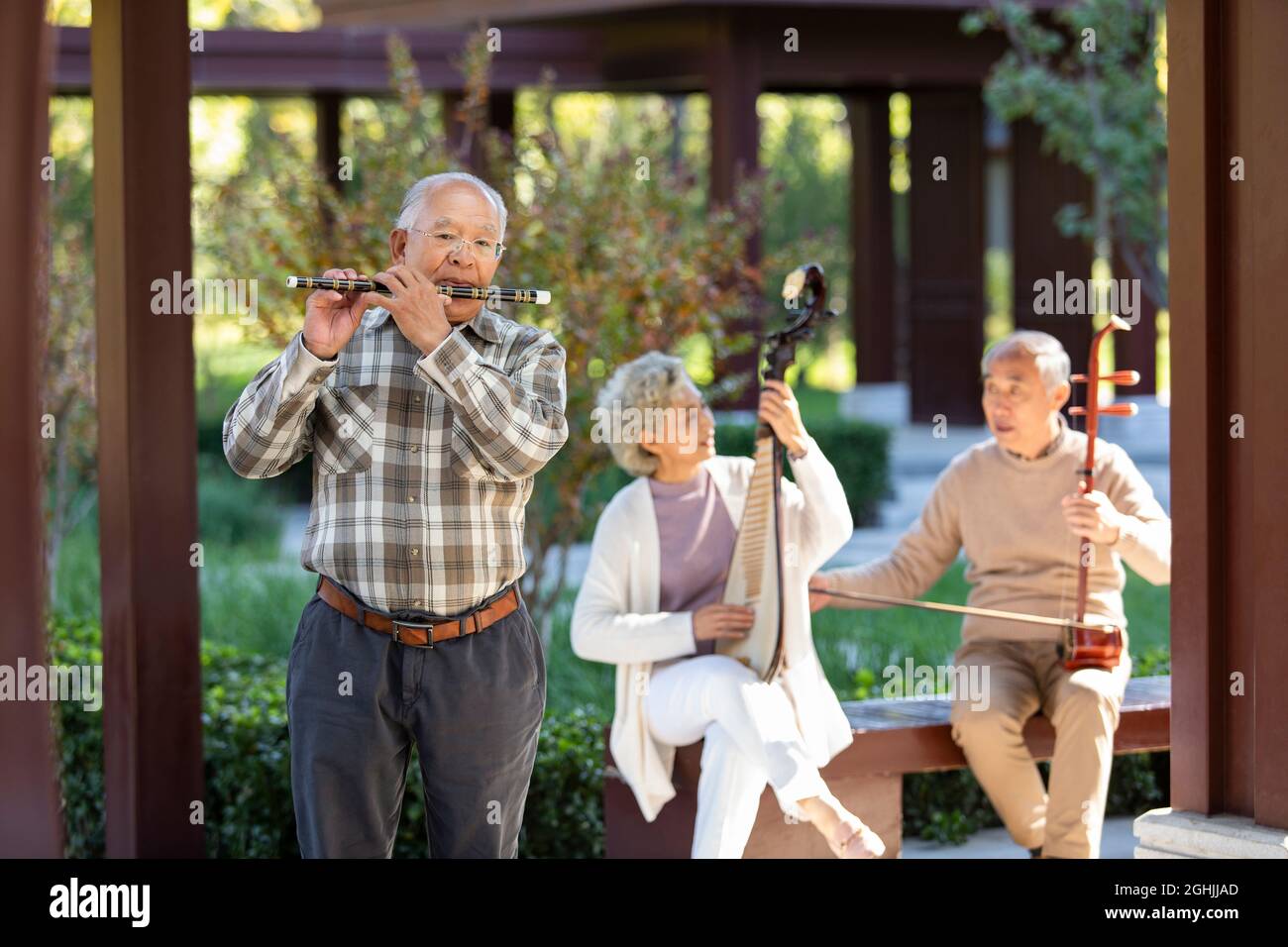 Non traditional musical instruments hi-res stock photography and images ...